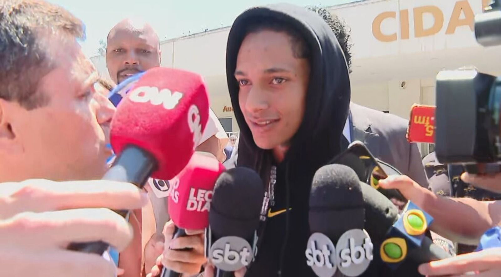 Após detenção, rapper Oruam deixa delegacia no Rio de Janeiro - Agencia ...